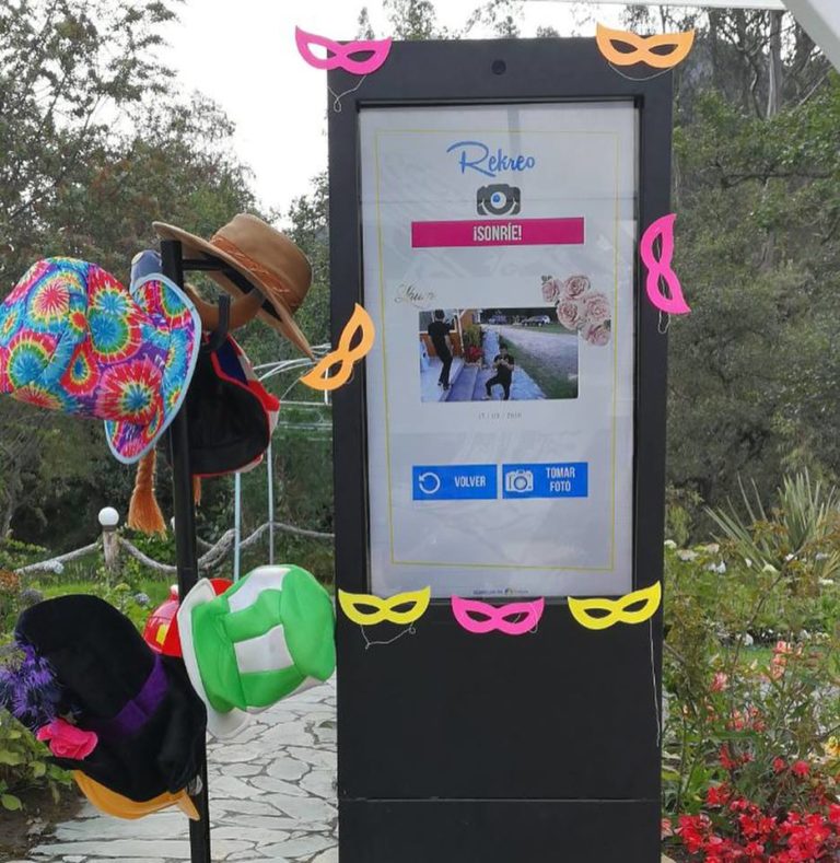 Photobooth, ideal para matrimonios, quinces y eventos empresariales | Takub